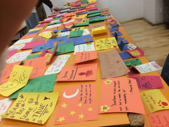 Pass It Along volunteers create MLK mural, cards