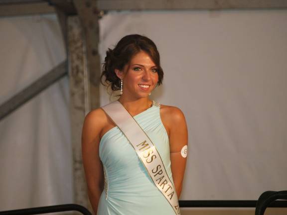 Miss Fredon crowned Queen of the Fair